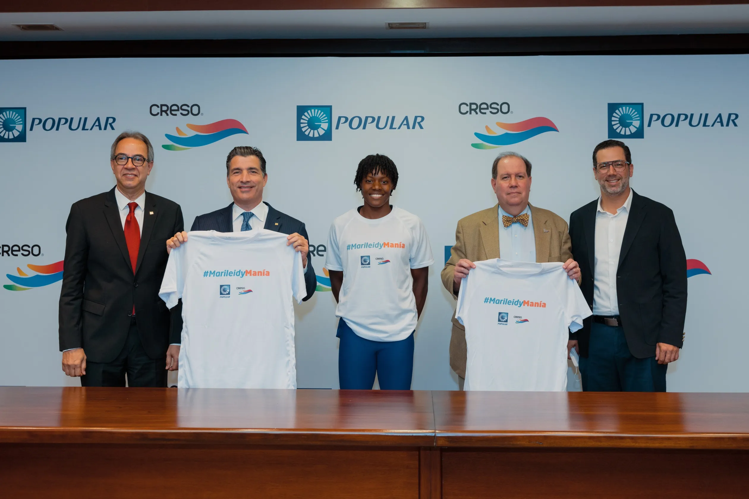 Video: Banco Popular firma a la medallista olímpica Marileidy Paulino Video: Banco Popular firma a la medallista olímpica Marileidy Paulino