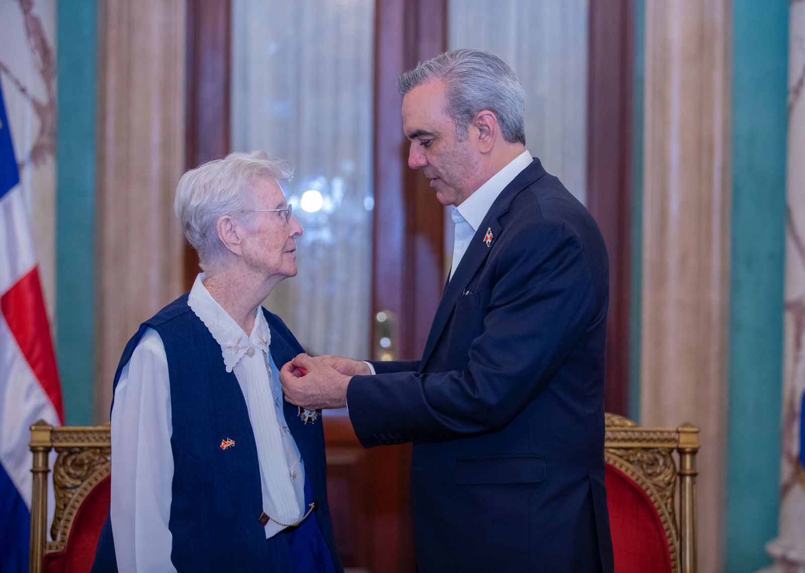 Abinader condecora a tres misioneras con la Orden Heráldica de ... Abinader condecora a tres misioneras con la Orden Heráldica de ...